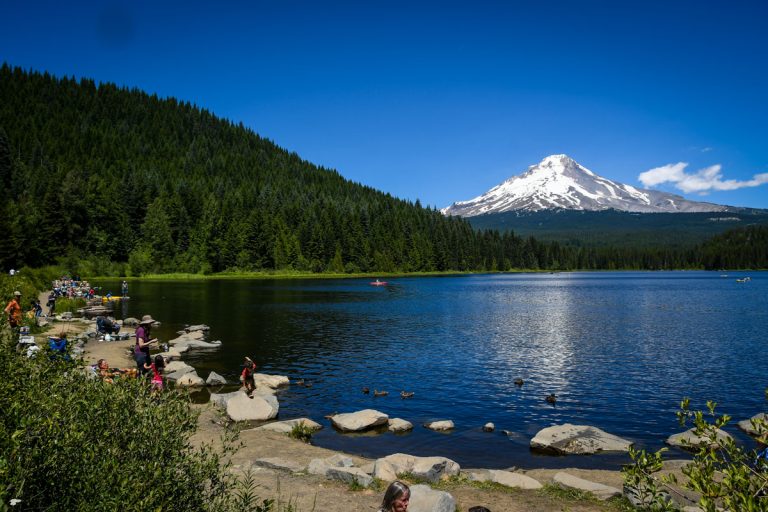 19 Scenic Oregon Lakes to Cool Off in This Summer - Go Wander Wild