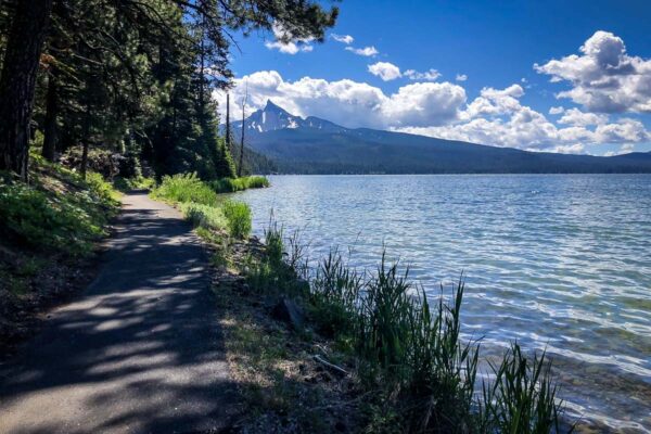 19 Scenic Oregon Lakes to Cool Off in This Summer - Go Wander Wild
