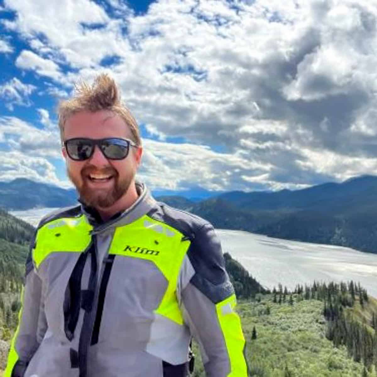 How To Kayak: A Guide for Beginners - Go Wander Wild